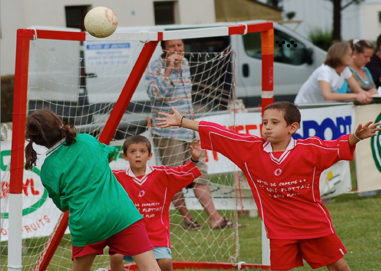 Marquer un but en jouant avec mes partenaires - FFHandball