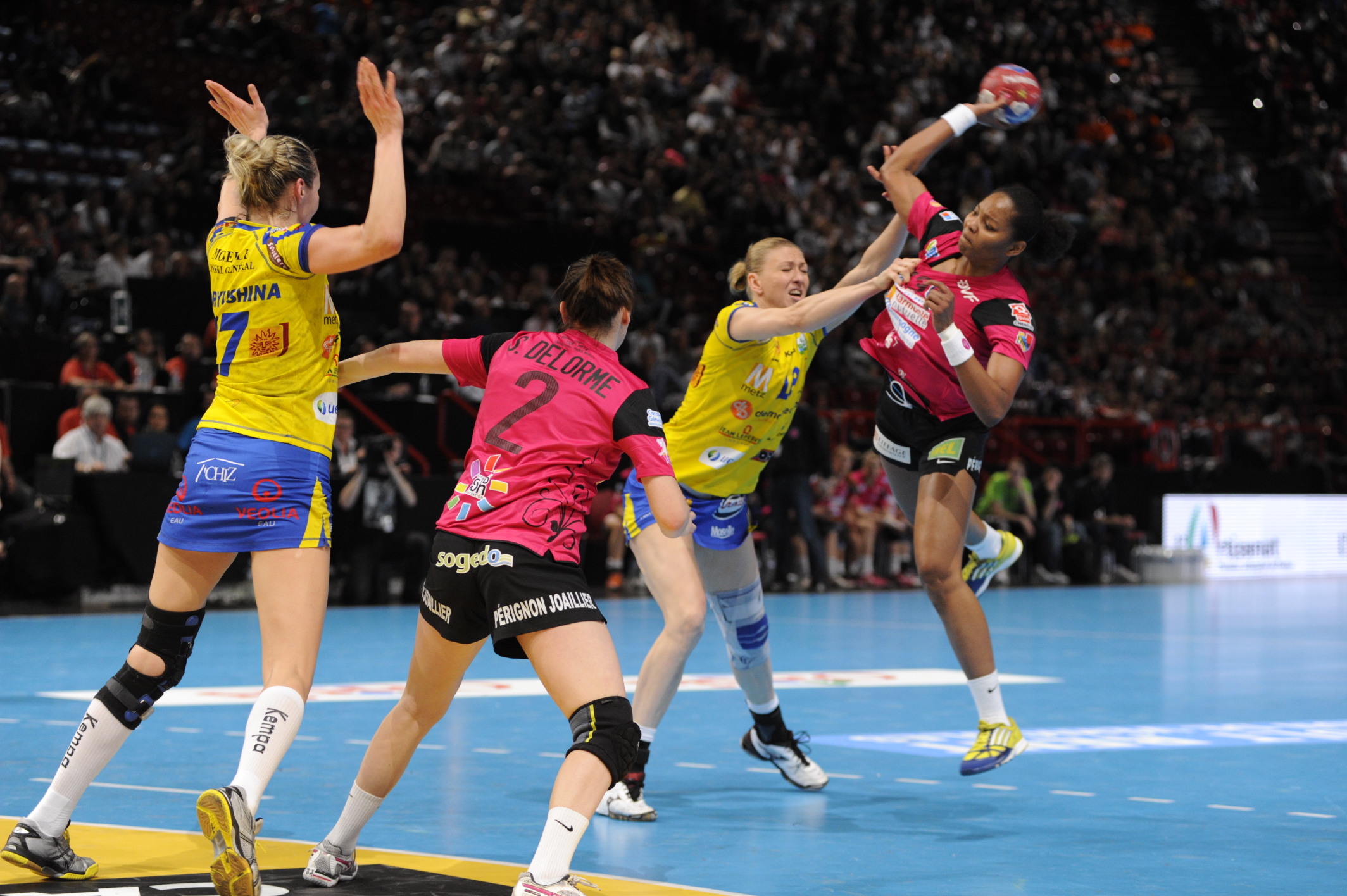 La relation entre l'arrière latéral et le pivot - FFHandball